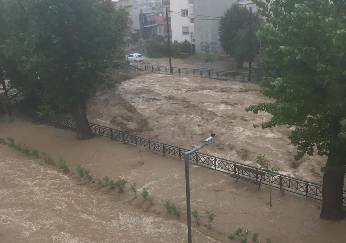 Κακοκαιρία Daniel: 670 κλήσεις στην Πυροσβεστική στη Θεσσαλία - Πτώσεις ...