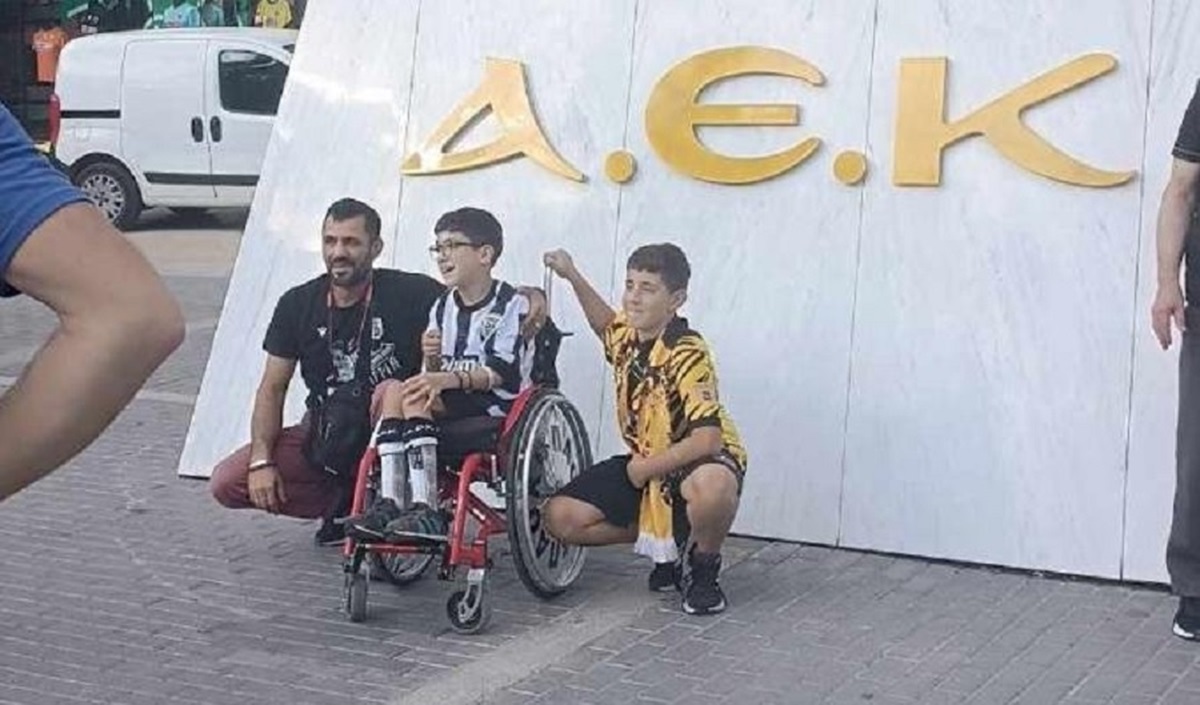 Υπέροχη φωτογραφία: Ο μικρός Γιαννάκης του ΠΑΟΚ χαμογελαστός έξω από το ...