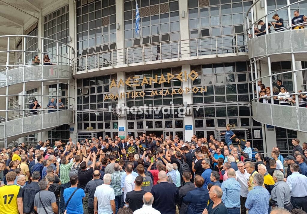 Θεσσαλονίκη: "Σείστηκε" το Παλέ στο τελευταίο αντίο στον Γιάννη ...