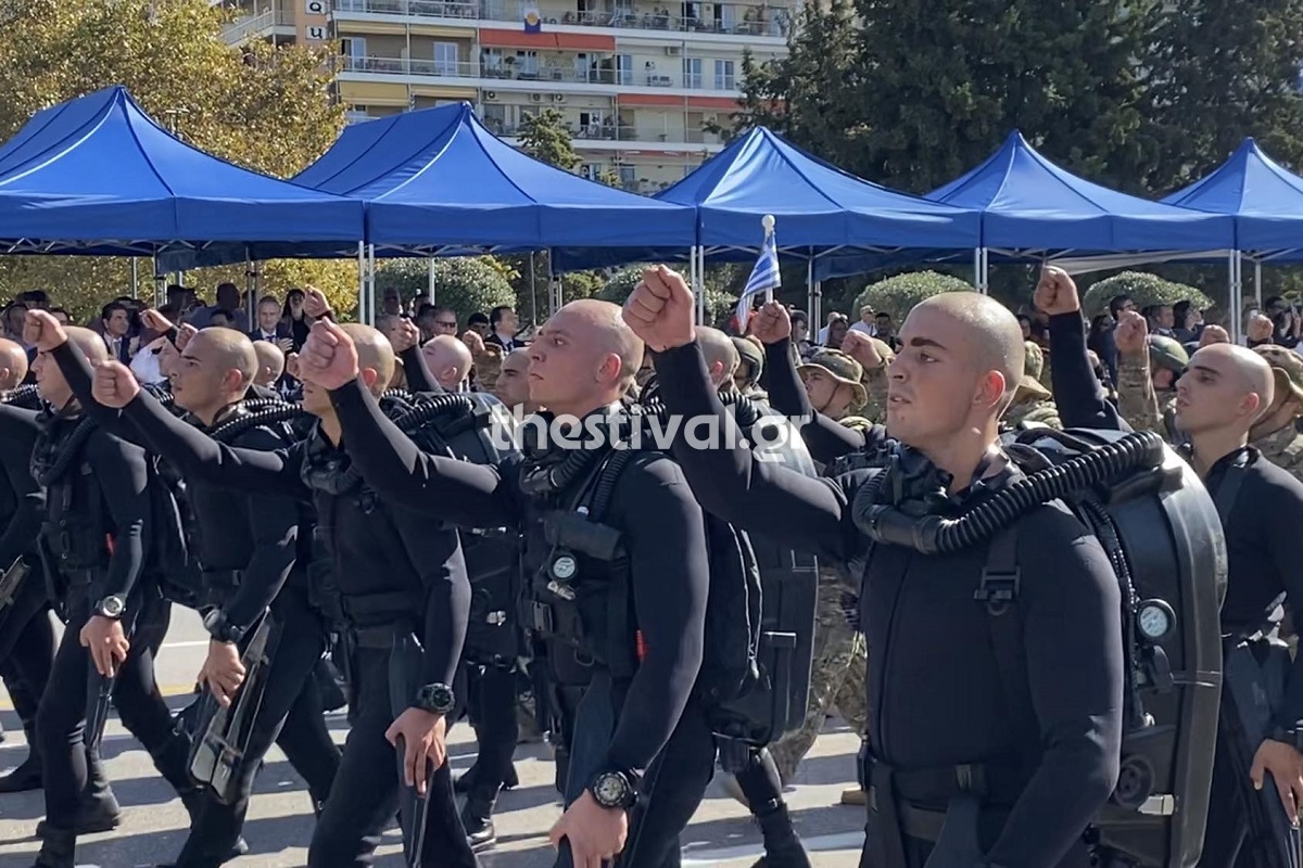 Θεσσαλονίκη: Περήφανη μητέρα καμαρώνει τον γιο της που παρελαύνει με ...