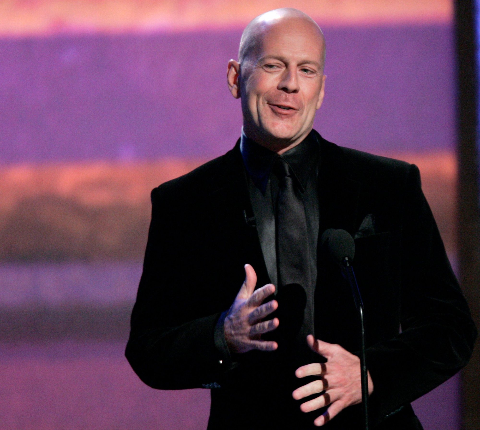 O Bruce Willis γιορτάζει τα 70ά του γενέθλια και χορεύει με την Demi ...