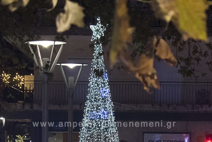 Θεσσαλονίκη: Φωταγωγήθηκε το χριστουγεννιάτικο δέντρο στη Μενεμένη ...