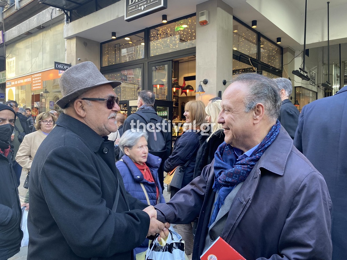 Στ. Αγγελούδης: Η βόλτα του νέου δημάρχου στη χριστουγεννιάτικη ...