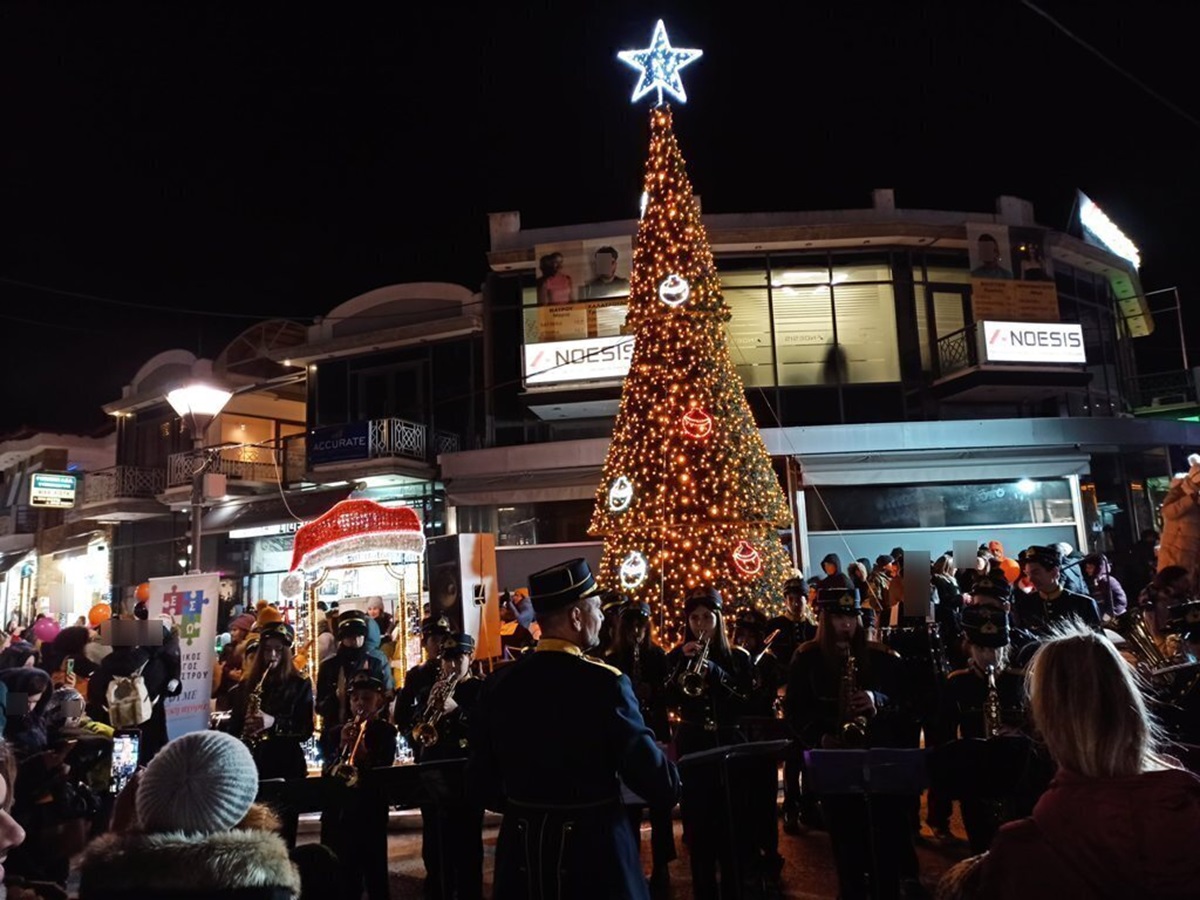 Φωταγωγήθηκαν τα χριστουγεννιάτικα δέντρα σε Δρυμό, Ωραιόκαστρο ...