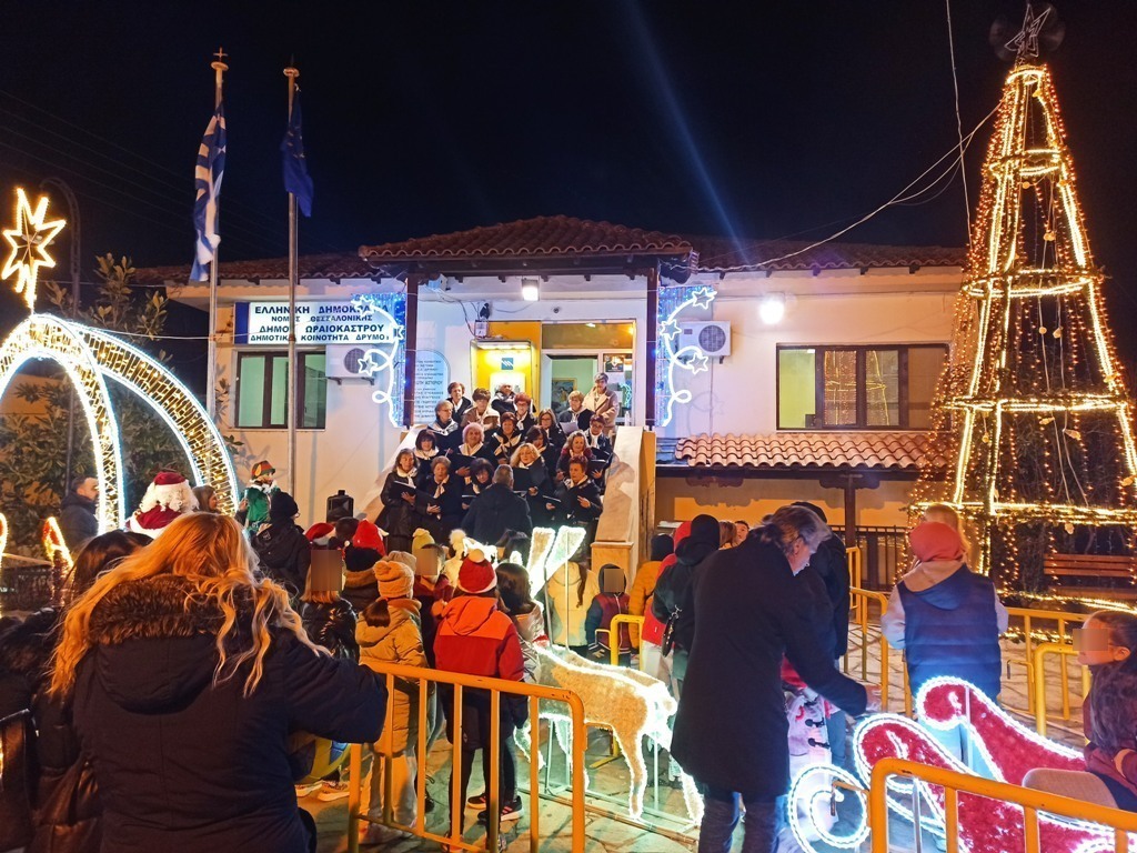 Φωταγωγήθηκαν τα χριστουγεννιάτικα δέντρα σε Δρυμό, Ωραιόκαστρο ...
