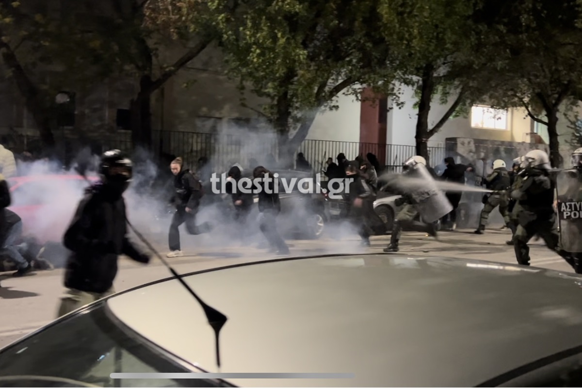 ΕΚΤΑΚΤΟ: Επεισόδια μεταξύ αντιεξουσιαστών και ΜΑΤ έξω από το ΑΠΘ (video)