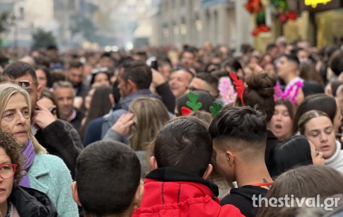 Θεσσαλονίκη: "Από τον Βορρά μέχρι τον Νότο" τραγουδούν όλοι με μια φωνή ...