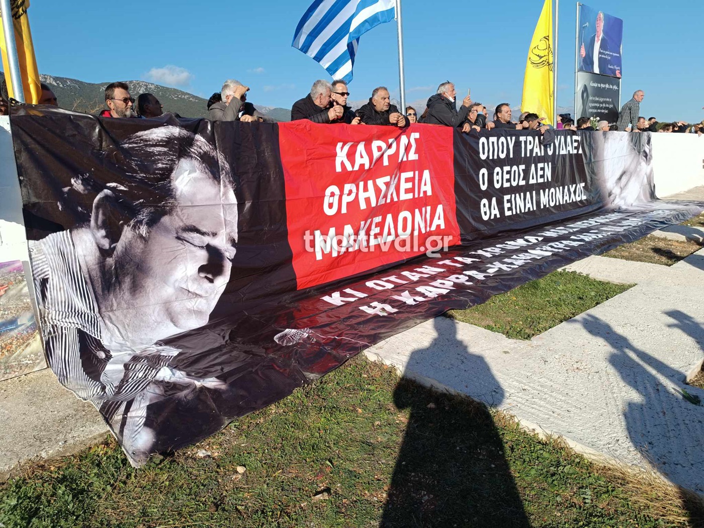 Τελευταίο χειροκρότημα για τον Βασίλη Καρρά - "Δεν πάω πουθενά ...
