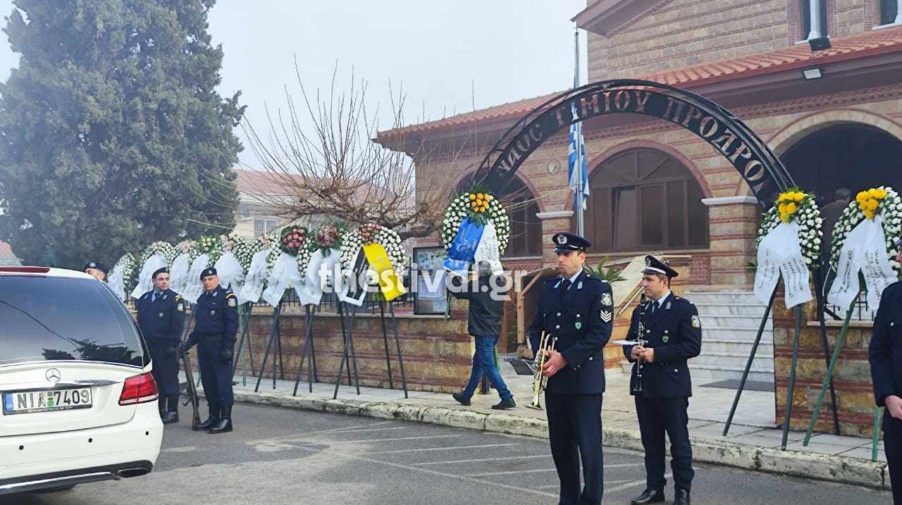 Θρήνος στο τελευταίο "αντίο" στον 32χρονο αστυνομικό που δολοφονήθηκε ...