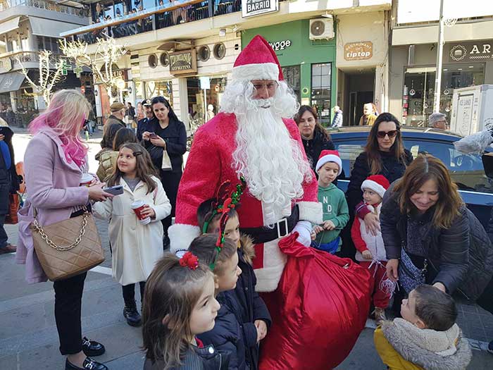 Ο Άγιος Βασίλης ήρθε με… περιπολικό της Τροχαίας Κοζάνης και μοίρασε ...