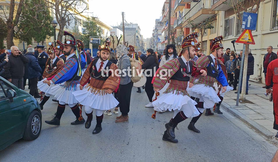 Θεσσαλονίκη: Αναβίωσαν οι Μωμόγεροι και ξεσήκωσαν τους Αμπελόκηπους (video)