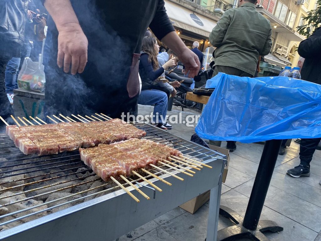 Θεσσαλονίκη: Γλέντι με σουβλάκια, κρασί και τραγούδια στη Βασιλέως ...