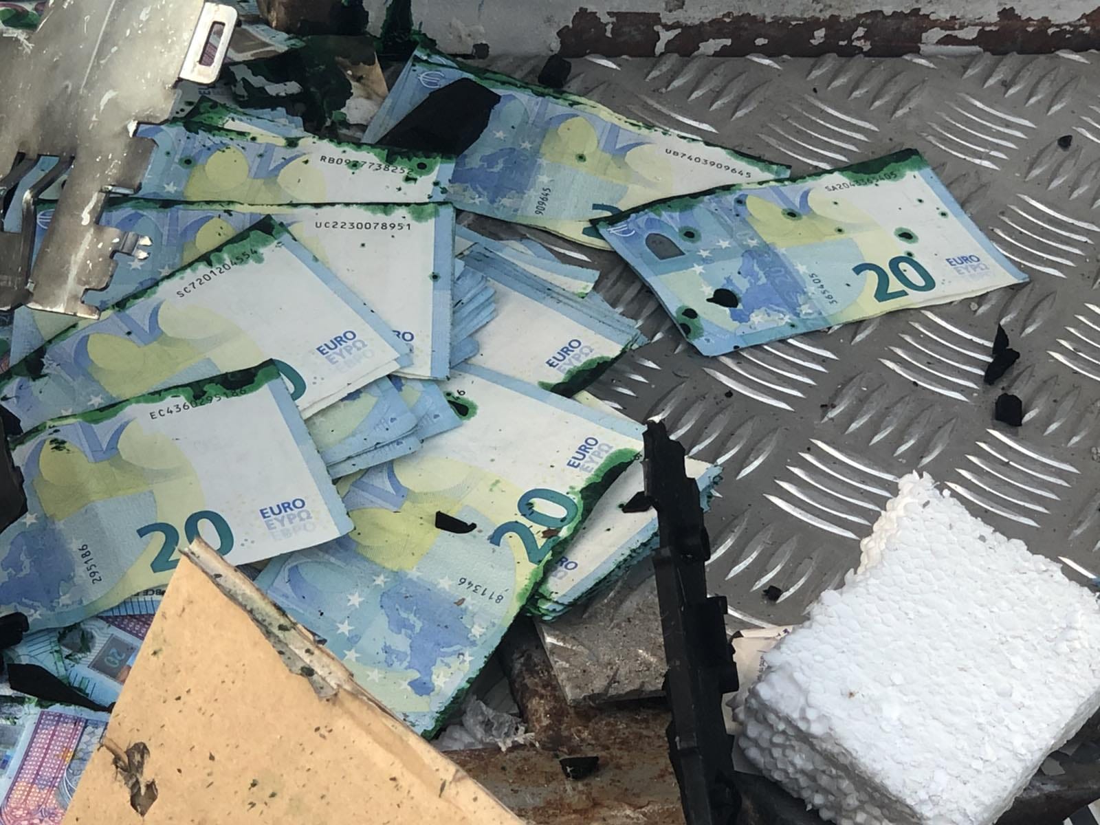 Άχρηστα τα χαρτονομίσματα που πήραν οι ληστές από το ΑΤΜ της Τρ ...