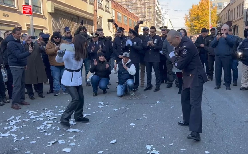 Με το "Είμαι Έλληνας" του Σφακιανάκη και χορεύοντας ζεϊμπέκικο βγήκε ...
