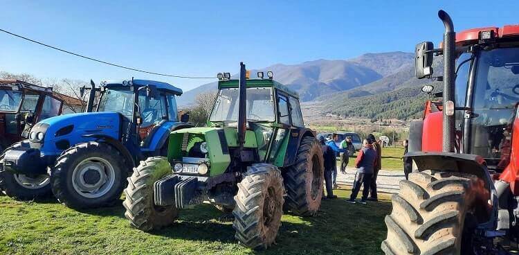 Σέρρες: Αγρότες βγήκαν με τρακτέρ τους στο Νέο Πετρίτσι (φωτο)