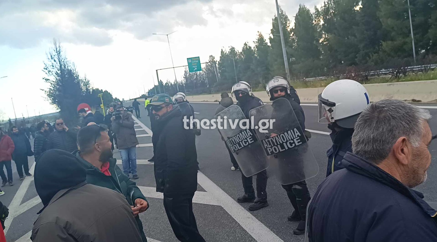 Λάρισα: Αγρότες απέκλεισαν την Εθνική Οδό Αθηνών - Θεσσαλονίκης (φωτο)
