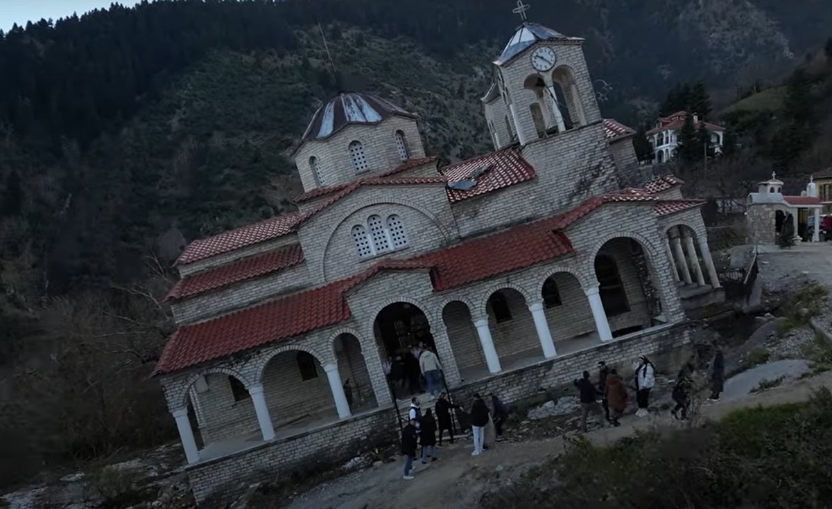 Τρίκαλα: Η ορθόδοξη εκκλησία χωρίς εικόνες που γίνεται λαϊκό προσκύνημα ...