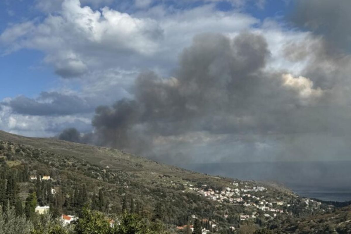Φωτιά στην Άνδρο: "Το μέτωπο βρίσκεται 1 χλμ από το χωριό Στενιές" λέει ...