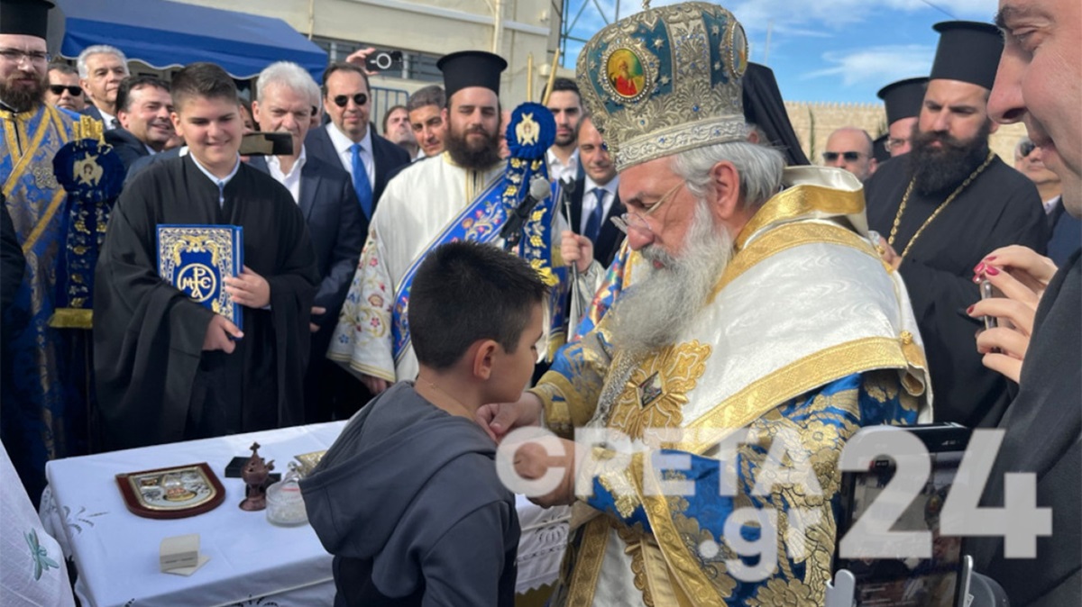 Με λαμπρότητα ο εορτασμός των Θεοφανίων σε όλη τη χώρα - 8χρονος έπιασε ...