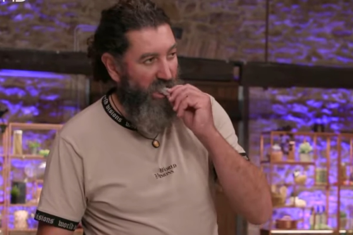 MasterChef: Σάλος με παίκτη που δοκίμασε το ψάρι και το έβαλε ξανά μέσα ...