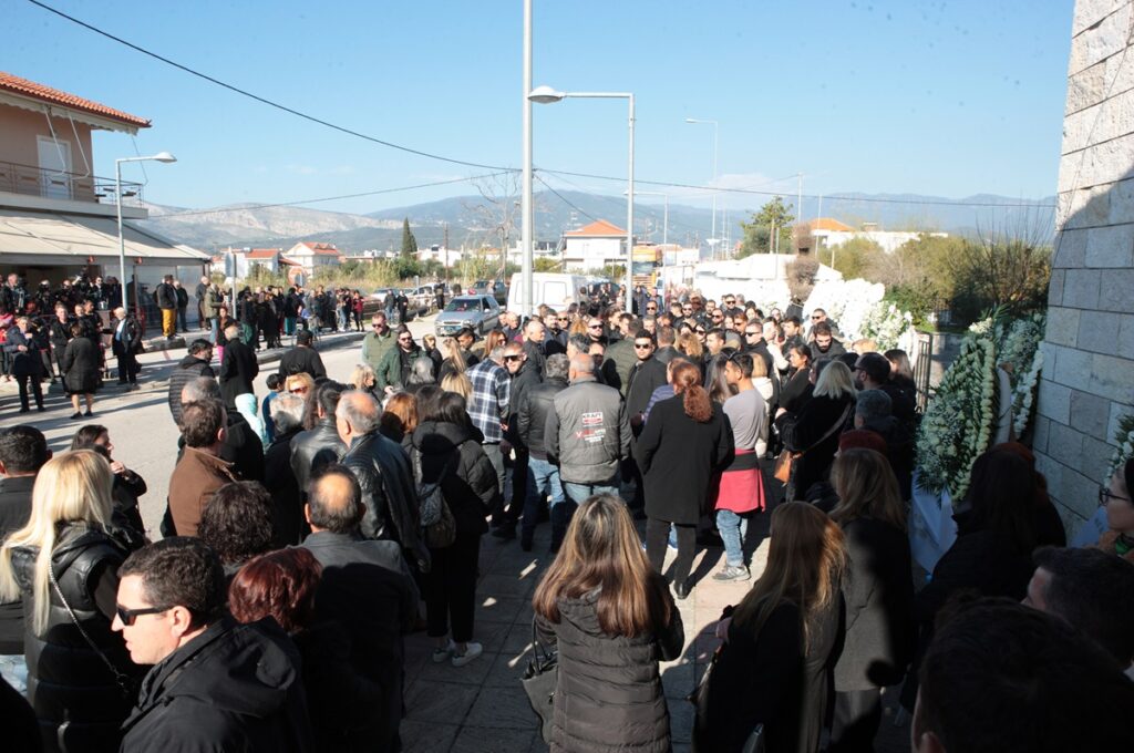 Μεσολόγγι: Σε κλίμα οδύνης η κηδεία του Μπάμπη - "Αχ παιδάκι μου" ο ...