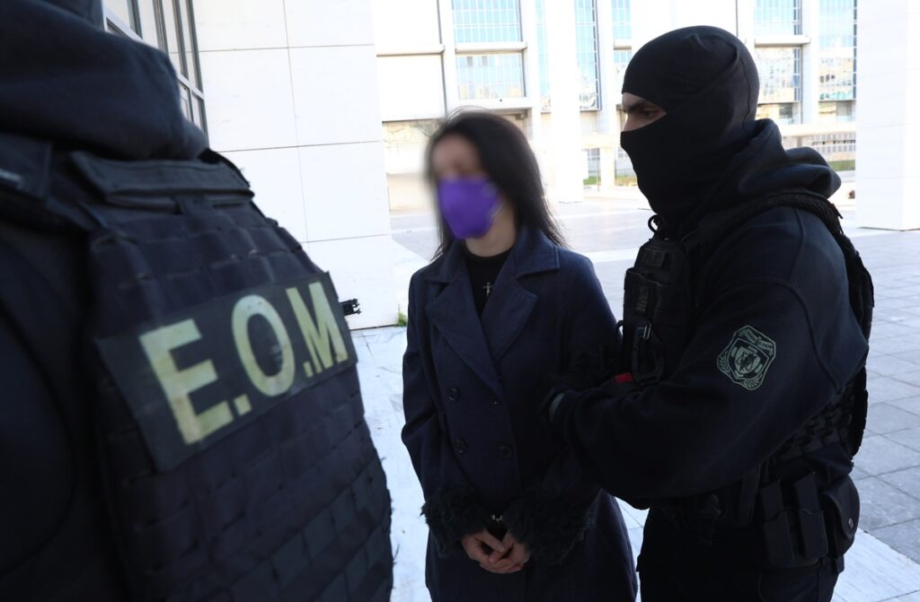 Κολωνός: Ένταση στη δίκη για τον βιασμό της 12χρονης - Η μητέρα της ...