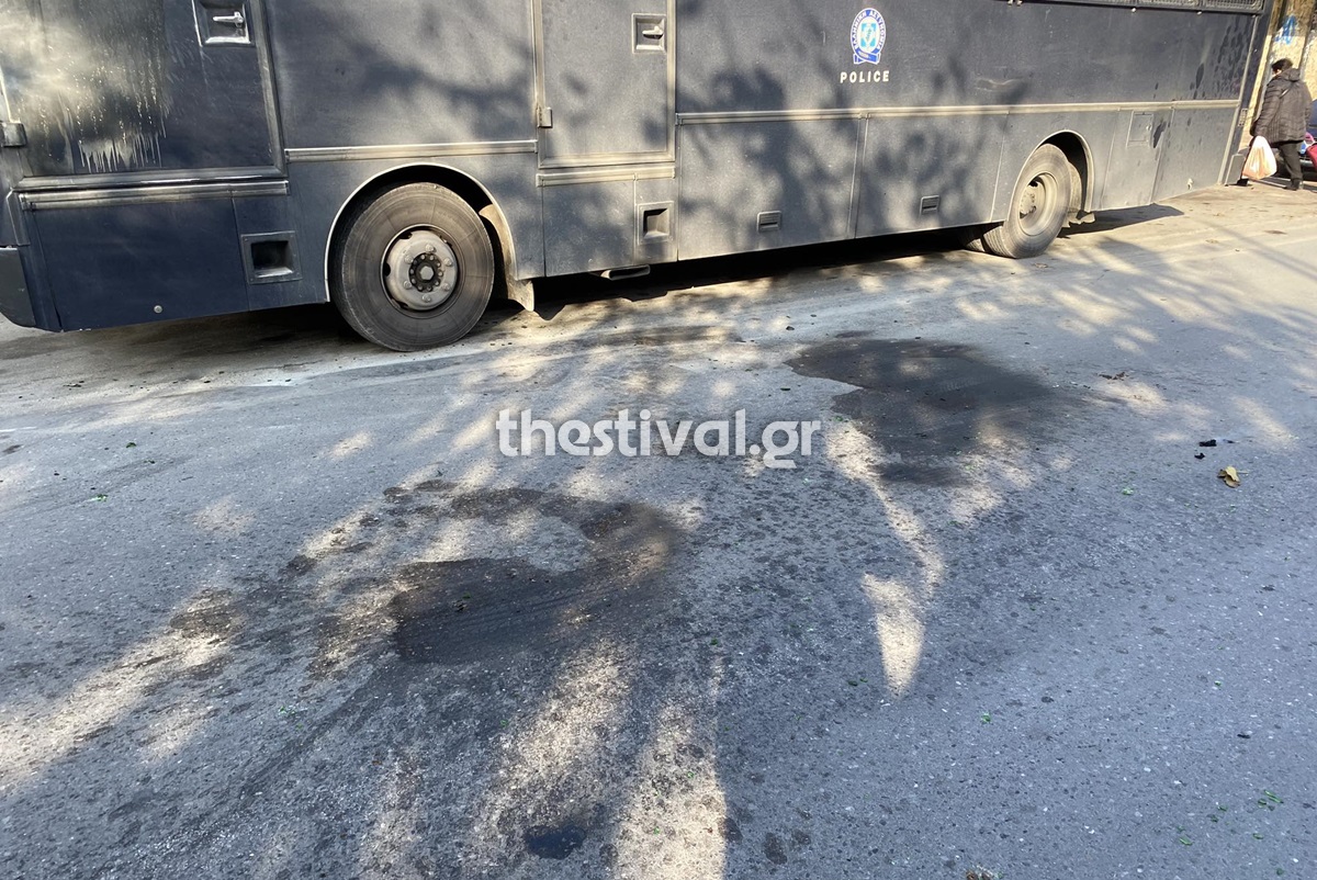 Θεσσαλονίκη: Επίθεση κουκουλοφόρων με μολότοφ σε διμοιρία των ΜΑΤ ...
