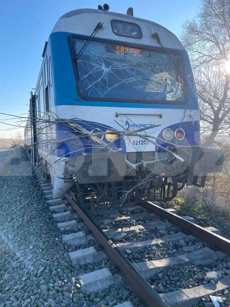Θεσσαλονίκη: Τρένο προσέκρουσε σε δέντρο - Τραυματίστηκε μηχανοδηγός (φωτο)