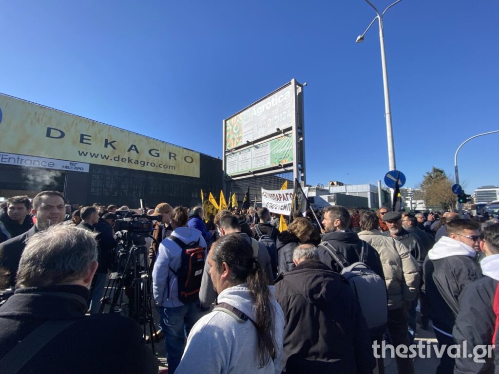 Θεσσαλονίκη: Θεσσαλοί αγρότες έριξαν φρούτα έξω από τη ΔΕΘ - "Ψίχουλα ...