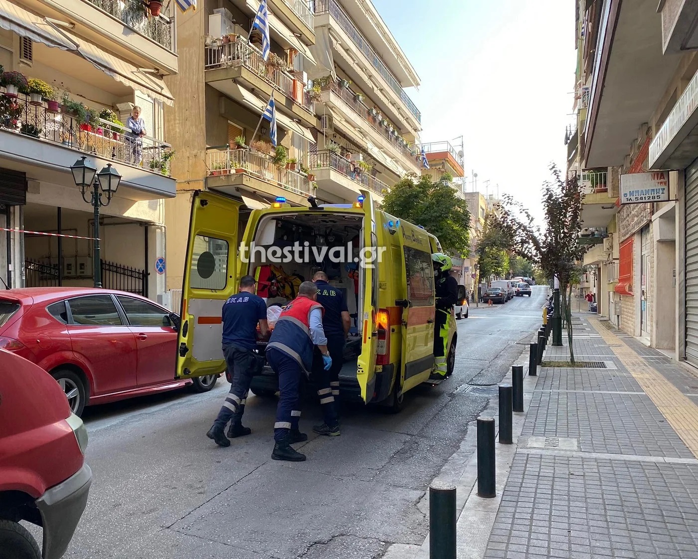 Τραγωδία στη Θεσσαλονίκη: Ηλικιωμένος έπεσε από το μπαλκόνι του σπιτιού ...
