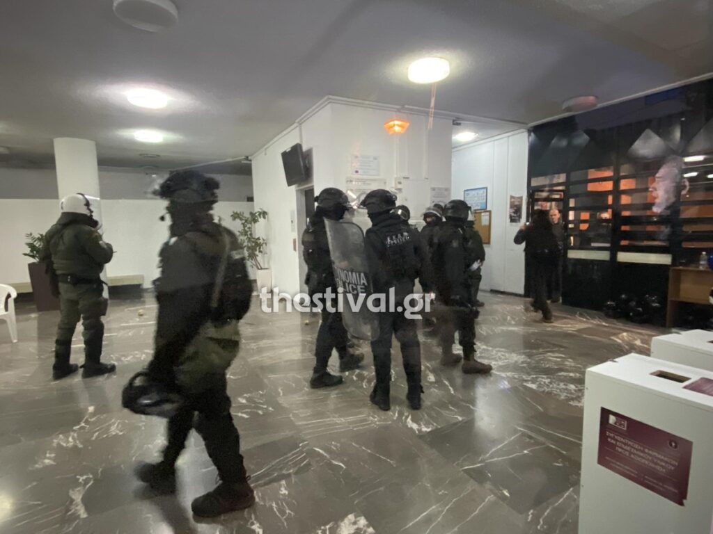 Επέμβαση των ΜΑΤ στο κτίριο της πρυτανείας του ΑΠΘ για την εκκένωση της ...
