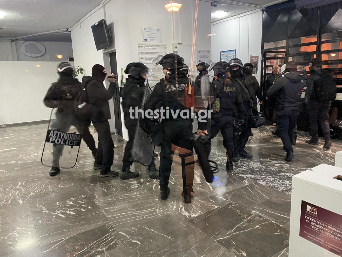 Επέμβαση των ΜΑΤ στο κτίριο της πρυτανείας του ΑΠΘ για την εκκένωση της ...