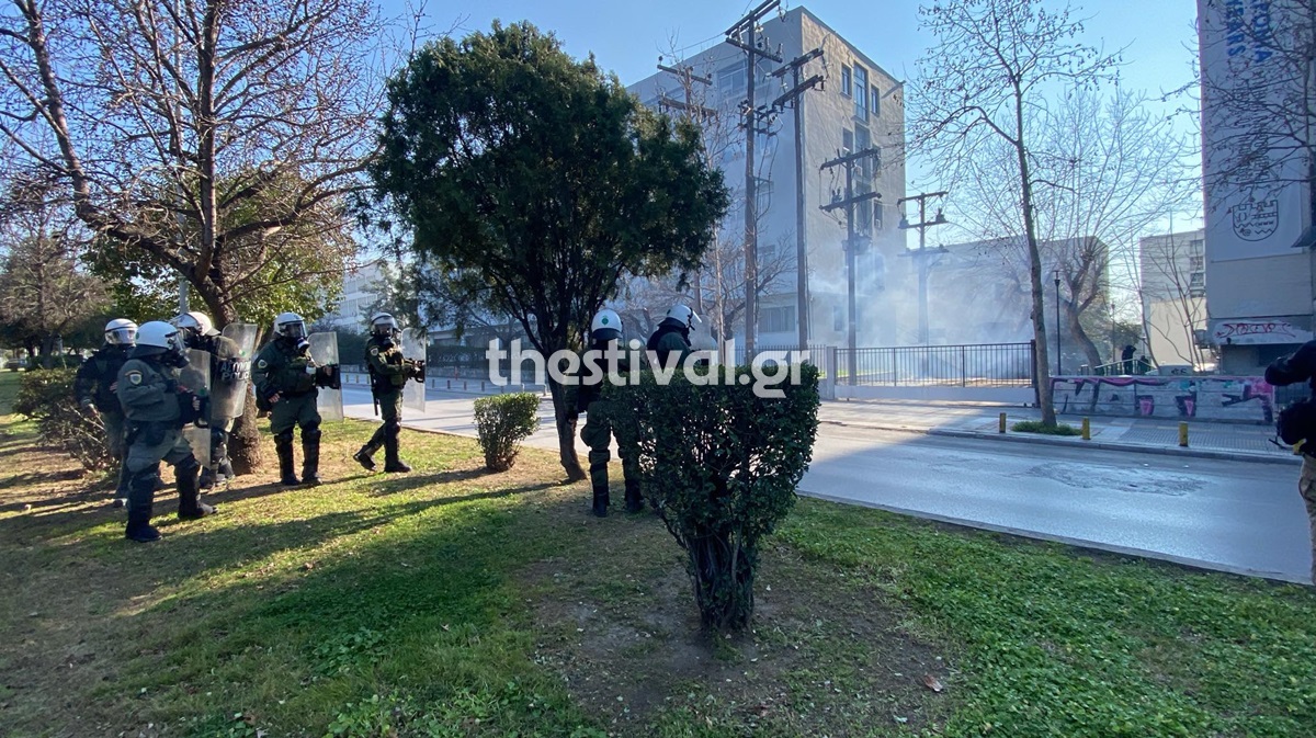 Θεσσαλονίκη: Πετροπόλεμος και χημικά έξω από το ΑΠΘ (video)