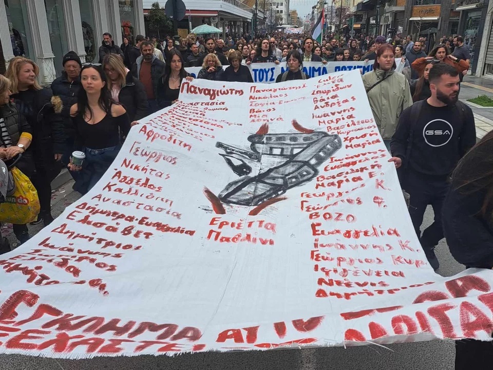 Λάρισα: Πλήθος κόσμου στην πορεία για τα Τέμπη -Συγκίνηση στα ...