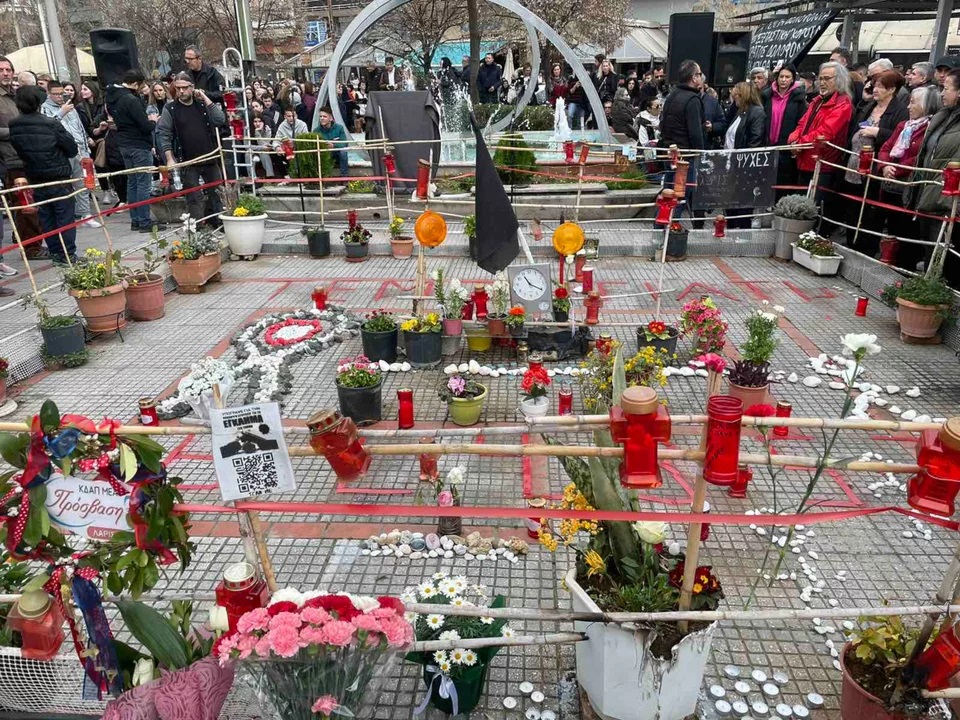 Λάρισα: Πλήθος κόσμου στην πορεία για τα Τέμπη -Συγκίνηση στα ...