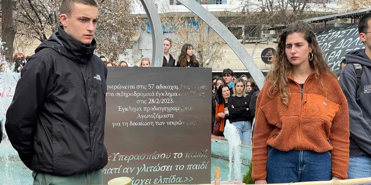 Λάρισα: Πλήθος κόσμου στην πορεία για τα Τέμπη -Συγκίνηση στα ...