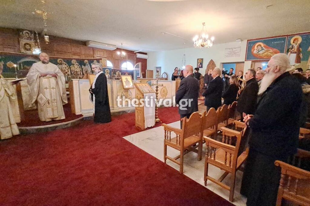 Συγκίνηση στο μνημόσυνο για τους 57 νεκρούς στα Τέμπη στον Ναό της ...
