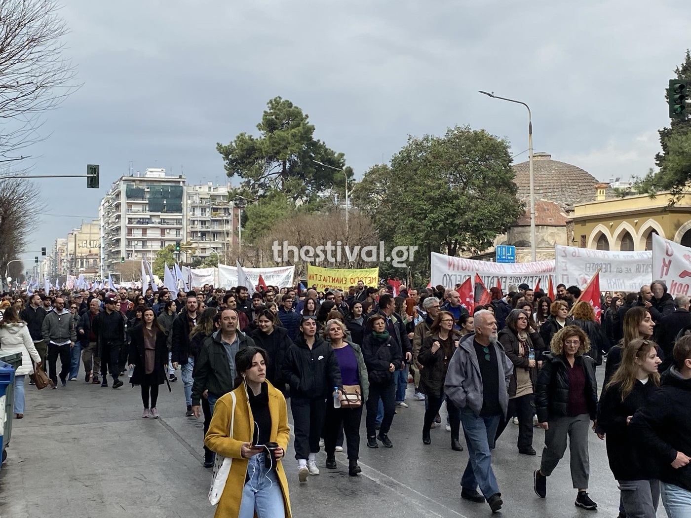 Θεσσαλονίκη: Πορεία χιλιάδων διαδηλωτών για την συμπλήρωση ενός χρόνου ...