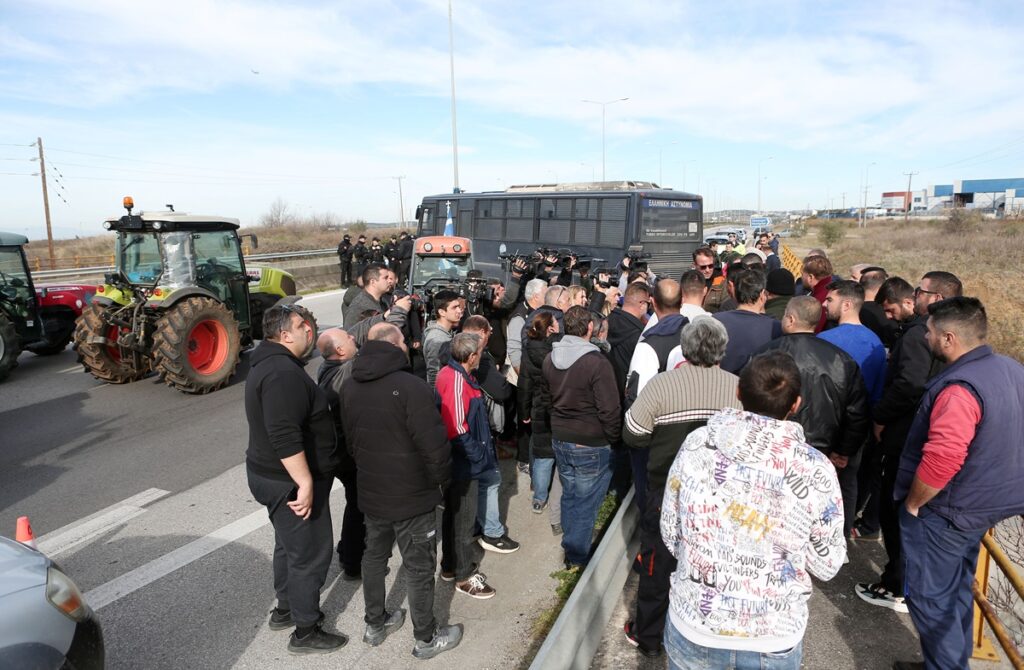 Μπλόκο της ΕΛΑΣ στην πορεία των αγροτών - Από τα χωράφια τα τρακτέρ για ...
