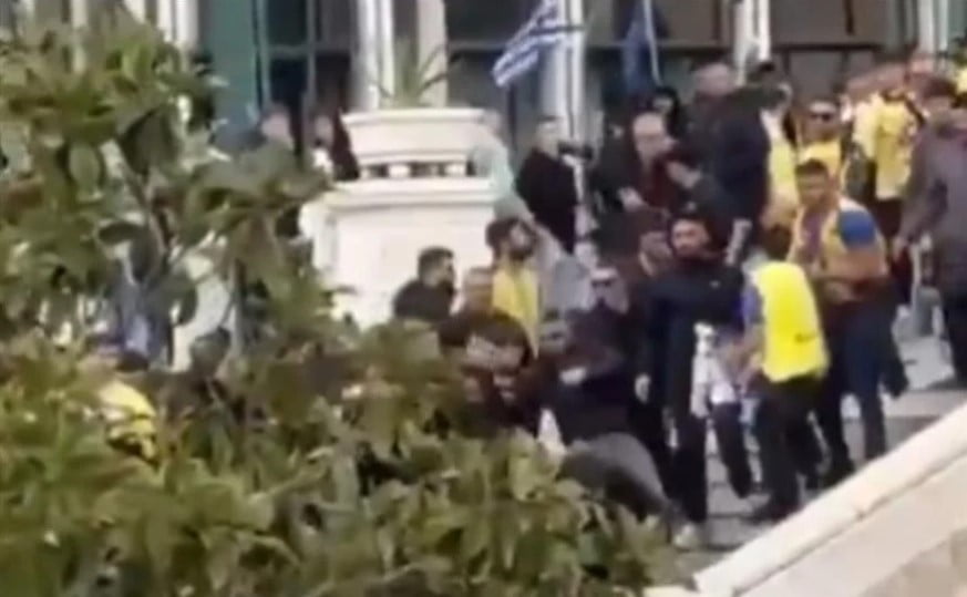 Βίντεο: Η στιγμή του ξυλοδαρμού άνδρα αραβικής καταγωγής από οπαδούς ...