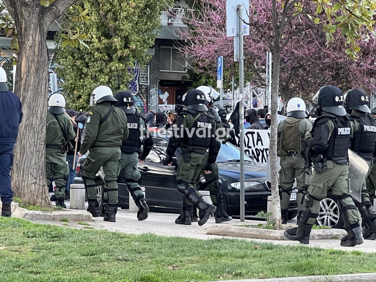 Θεσσαλονίκη: Μπλόκο της ΕΛ.ΑΣ. σε συγκέντρωση αντιεξουσιαστών (video ...