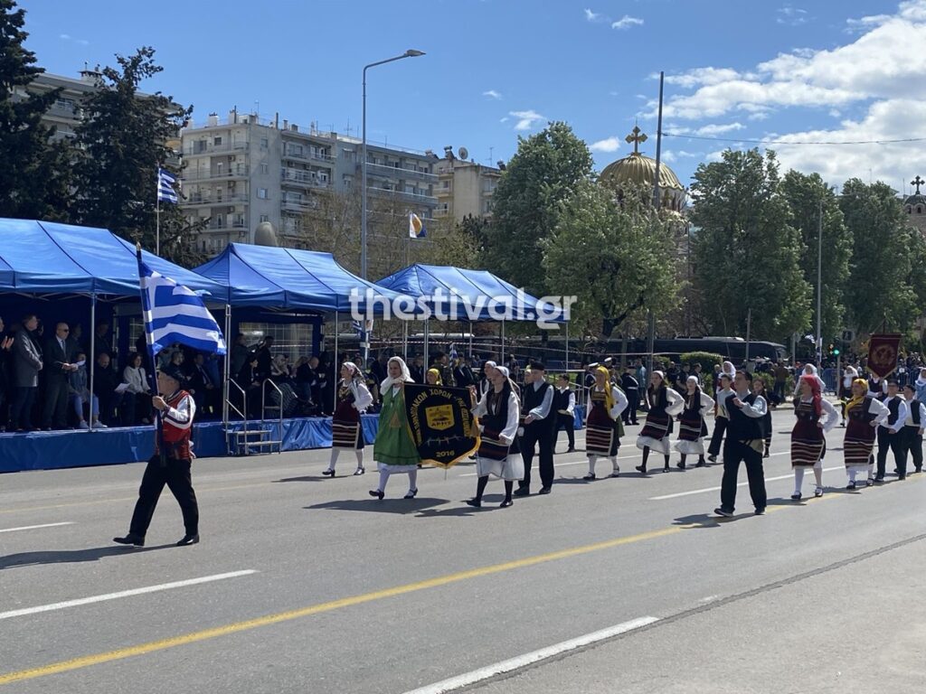 Θεσσαλονίκη: Με εντυπωσιακές φορεσιές τα μέλη πολιτιστικών συλλόγων ...