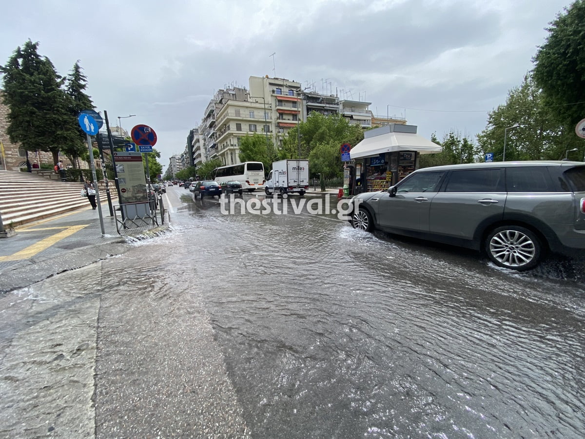 Θεσσαλονίκη: Νερά από φρεάτιο πλημμύρισαν τμήμα της οδού Αγίου ...