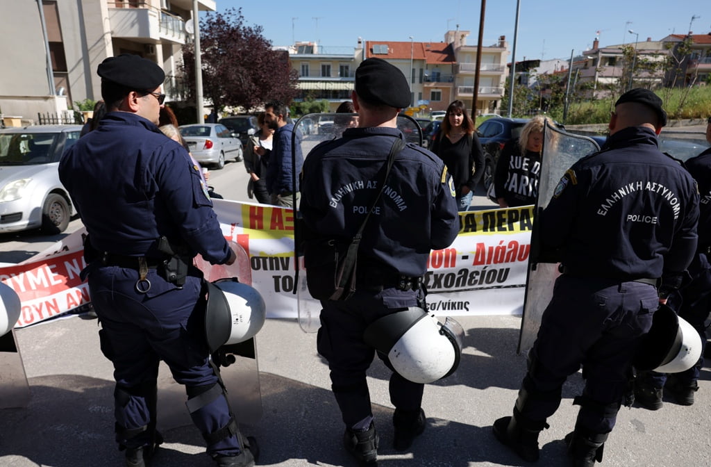 Θεσσαλονίκη: Διαμαρτυρία έξω από το σχολείο όπου μιλάει ο Κυριάκος ...