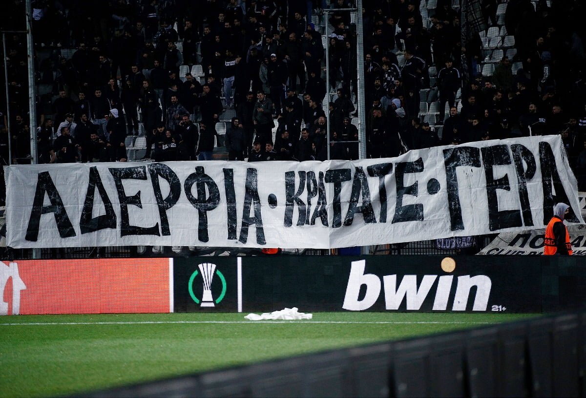 Θεσσαλονίκη: Αθώοι τρεις οπαδοί του ΠΑΟΚ για το πανό "Αδέλφια κρατάτε γερά"
