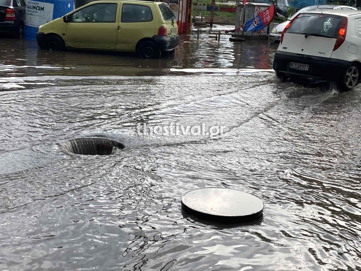 Άνοιξαν οι ουρανοί στη Θεσσαλονίκη - Δρόμοι ποτάμια, κλήσεις στην ...