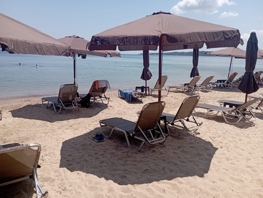 Χαλκιδική: Το κρυμμένο beach bar που πρέπει οπωσδήποτε να ανακαλύψεις ...