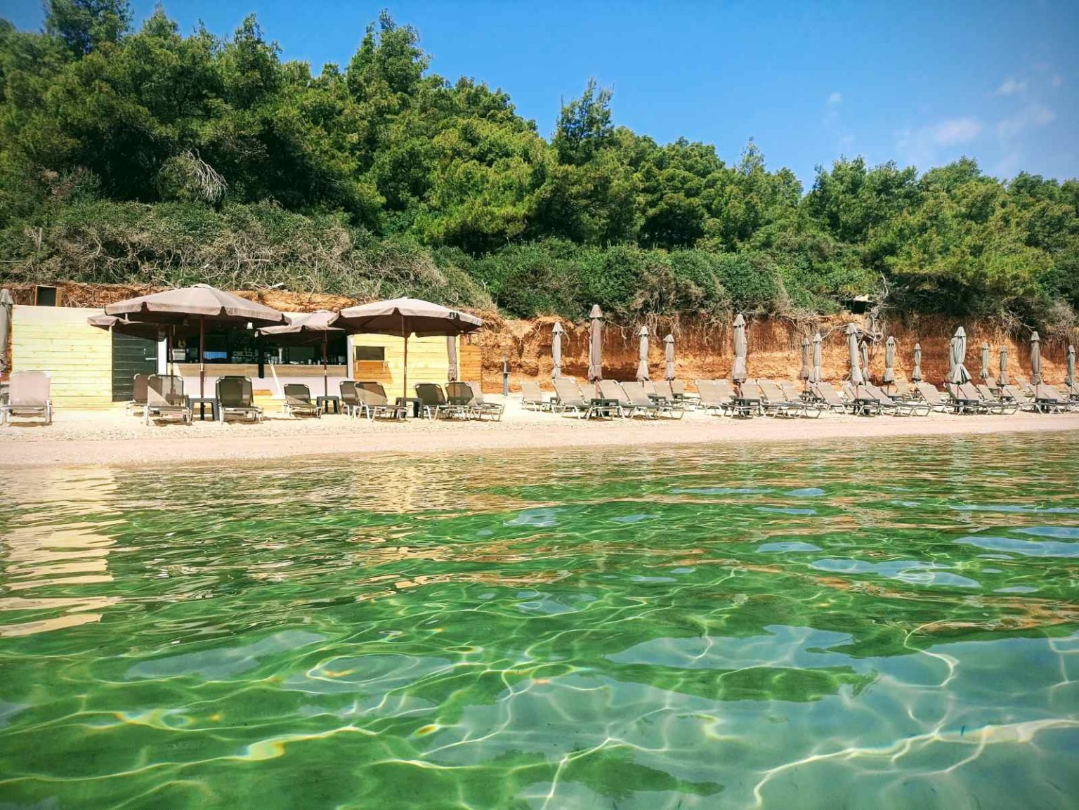 Χαλκιδική: Το κρυμμένο beach bar που πρέπει οπωσδήποτε να ανακαλύψεις ...
