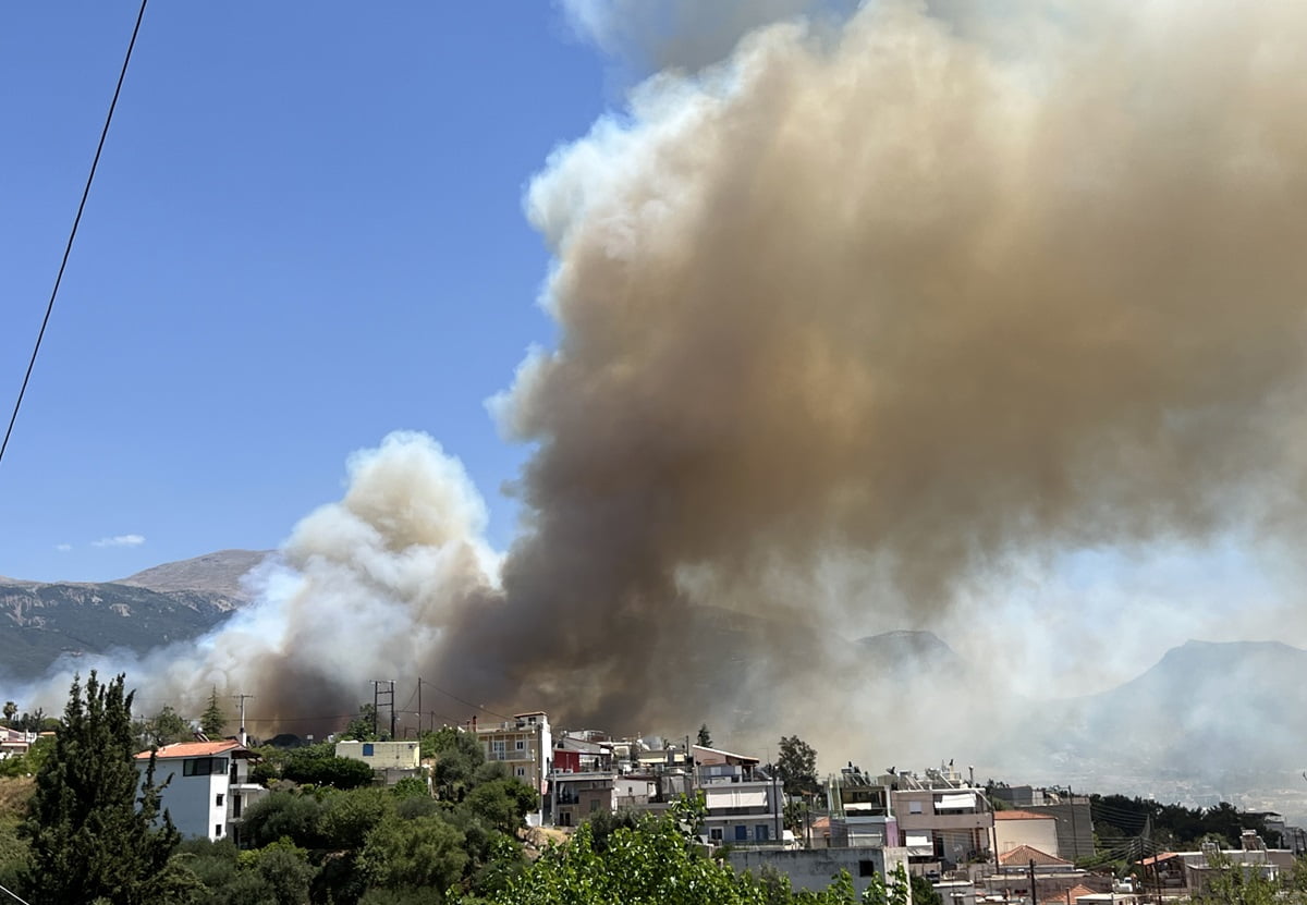 Φωτιά στην Πάτρα: Ήχησε το 112, εκκενώνονται Ίδρυμα, Γηροκομείο και το ...