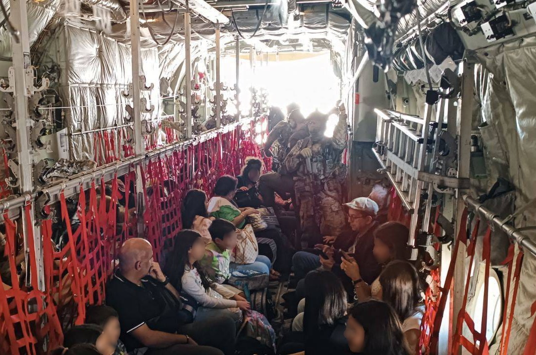Φωτογραφίες μέσα από το C-130 με το οποίο απομακρύνθηκαν Έλληνες από ...